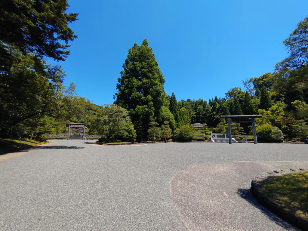 AUSGEBUCHT! Besichtigung der kaiserlichen Mausoleen von Musashi und der ...